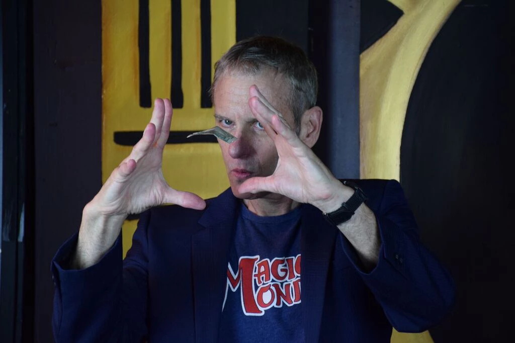 “A Very Merry Magic Mania” at the SM Playhouse – ArtsBeatLA